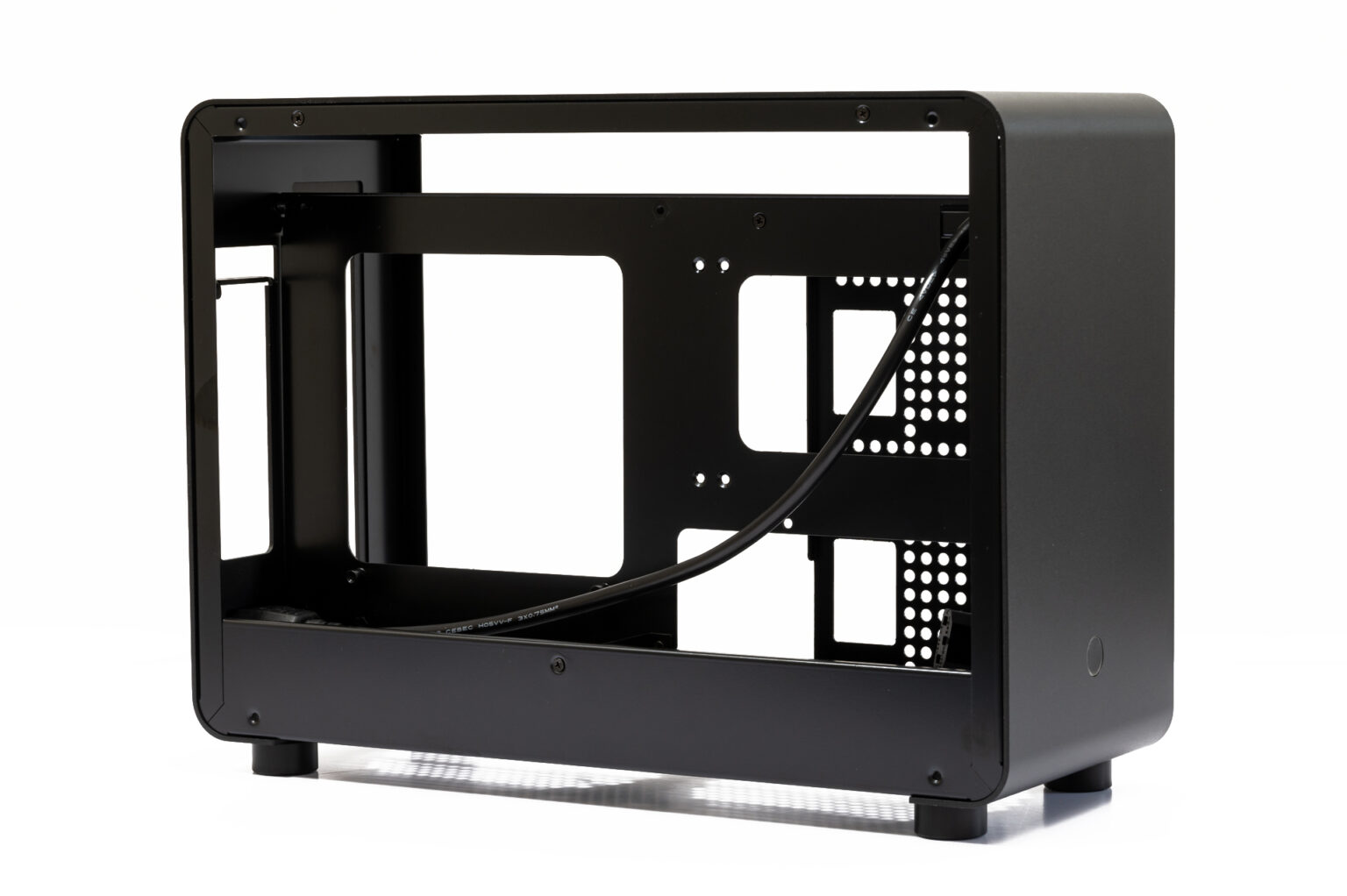 GEEEK CASE G1 SE レビュー。容量11.3Lながら325mmまでのグラボが搭載できるコンパクトなPCケース | でこにく