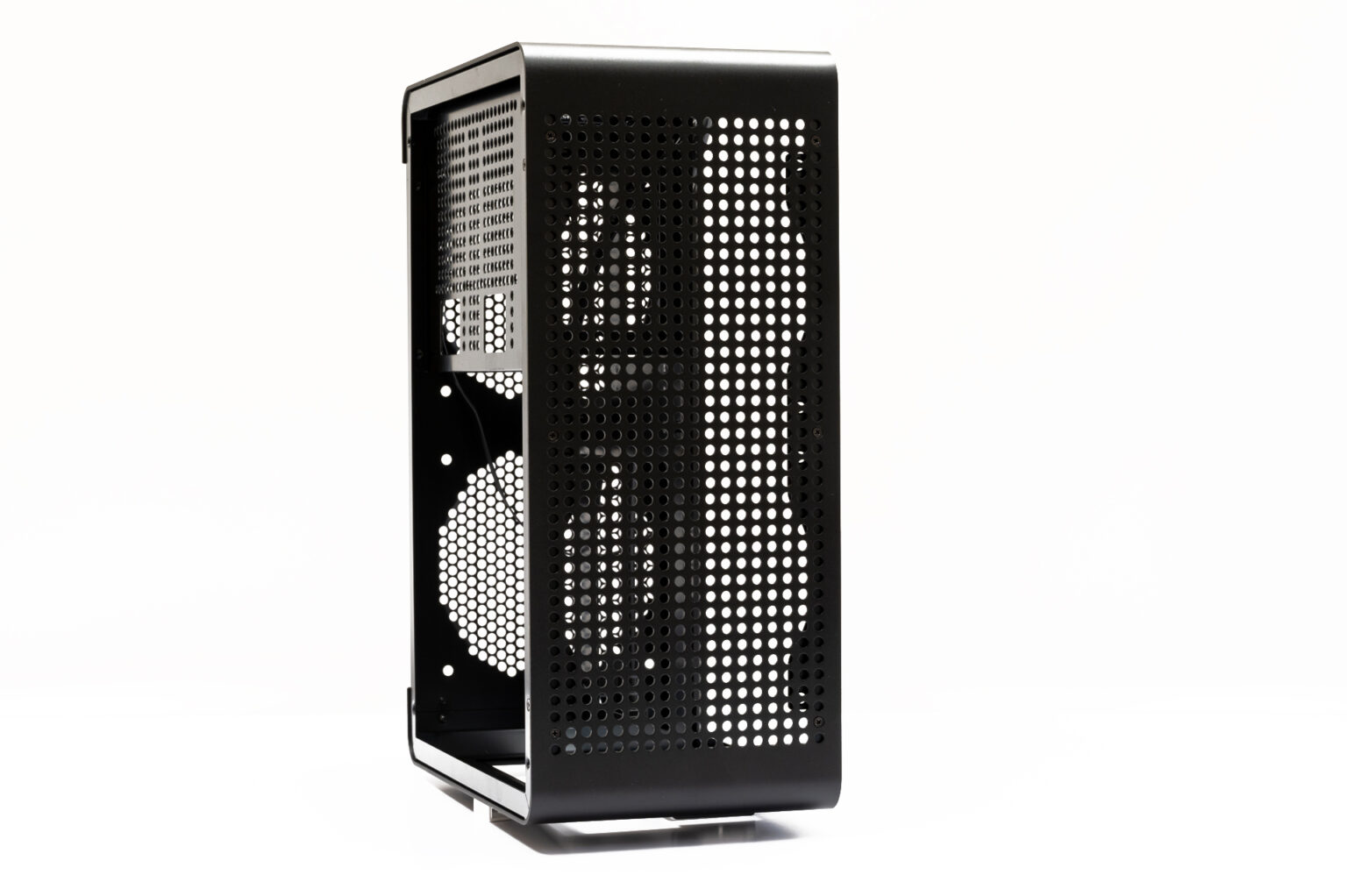 GEEEK CASE G1 SE レビュー。容量11.3Lながら325mmまでのグラボが搭載できるコンパクトなPCケース | でこにく