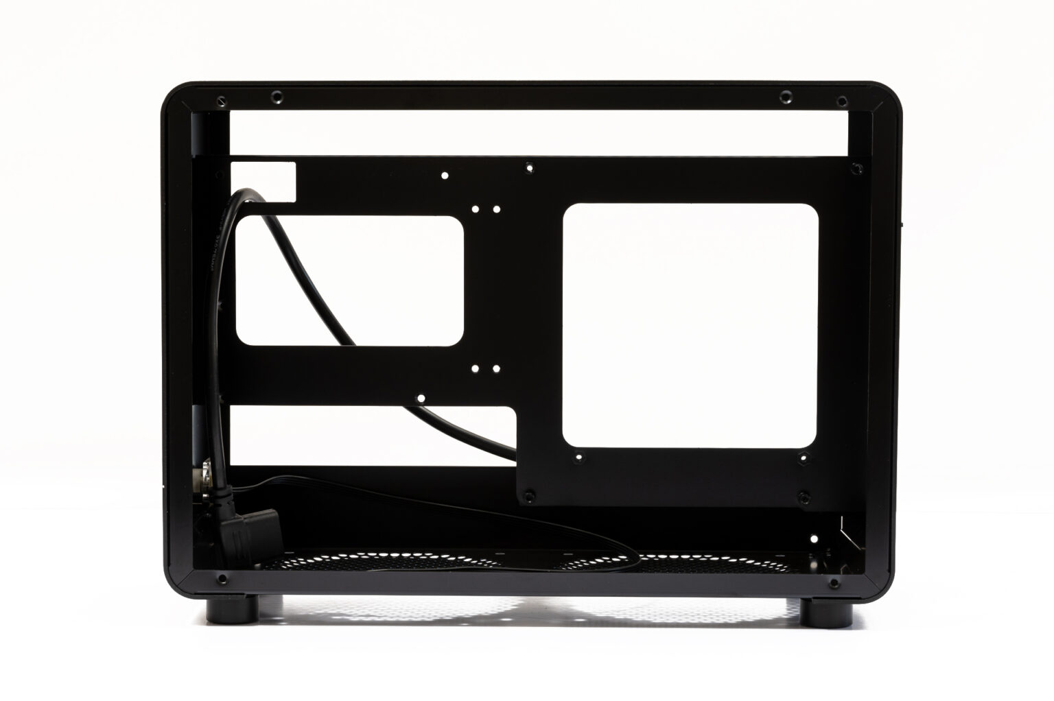 GEEEK CASE G1 SE レビュー。容量11.3Lながら325mmまでのグラボが搭載できるコンパクトなPCケース | でこにく