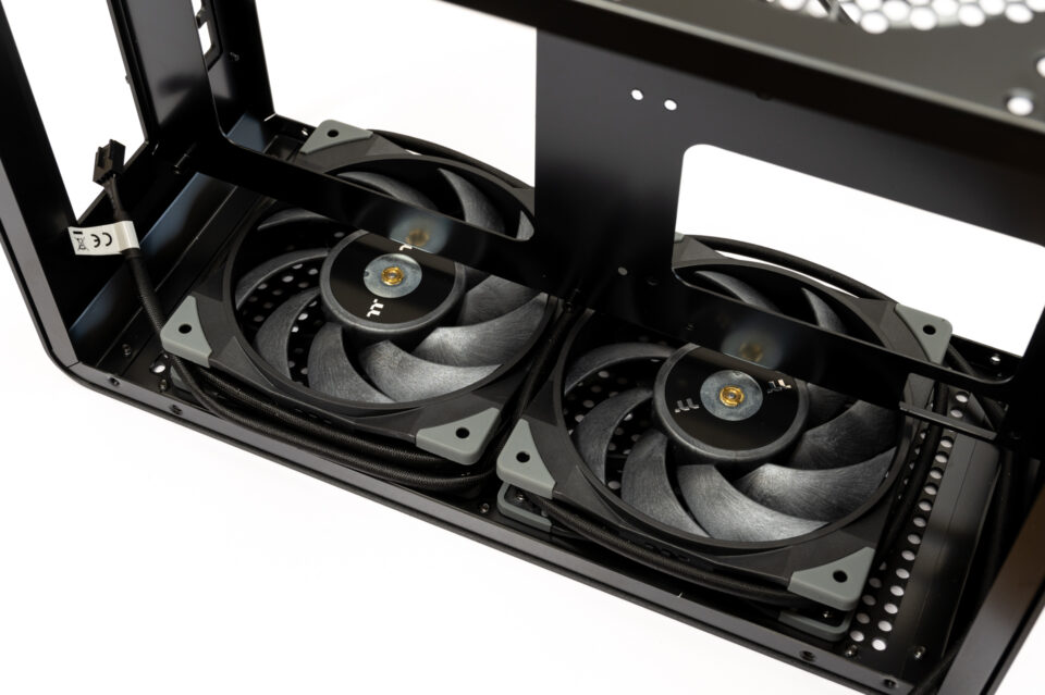 GEEEK CASE G1 SE レビュー。容量11.3Lながら325mmまでのグラボが搭載できるコンパクトなPCケース | でこにく