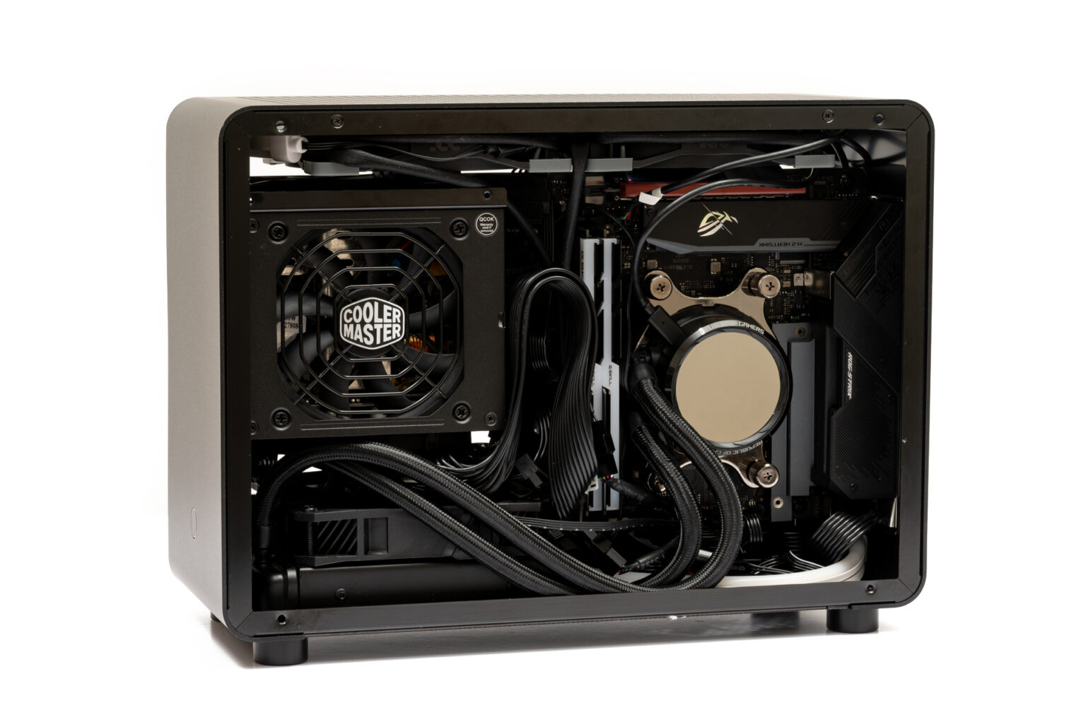 GEEEK CASE G1 SE レビュー。容量11.3Lながら325mmまでのグラボが搭載できるコンパクトなPCケース | でこにく