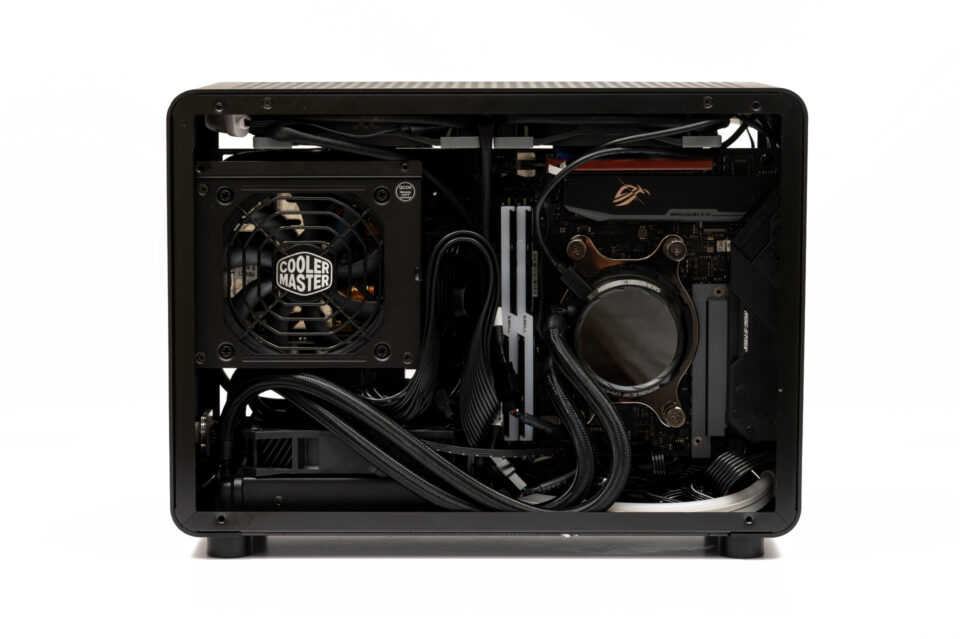 GEEEK CASE G1 SE レビュー。容量11.3Lながら325mmまでのグラボが搭載できるコンパクトなPCケース | でこにく