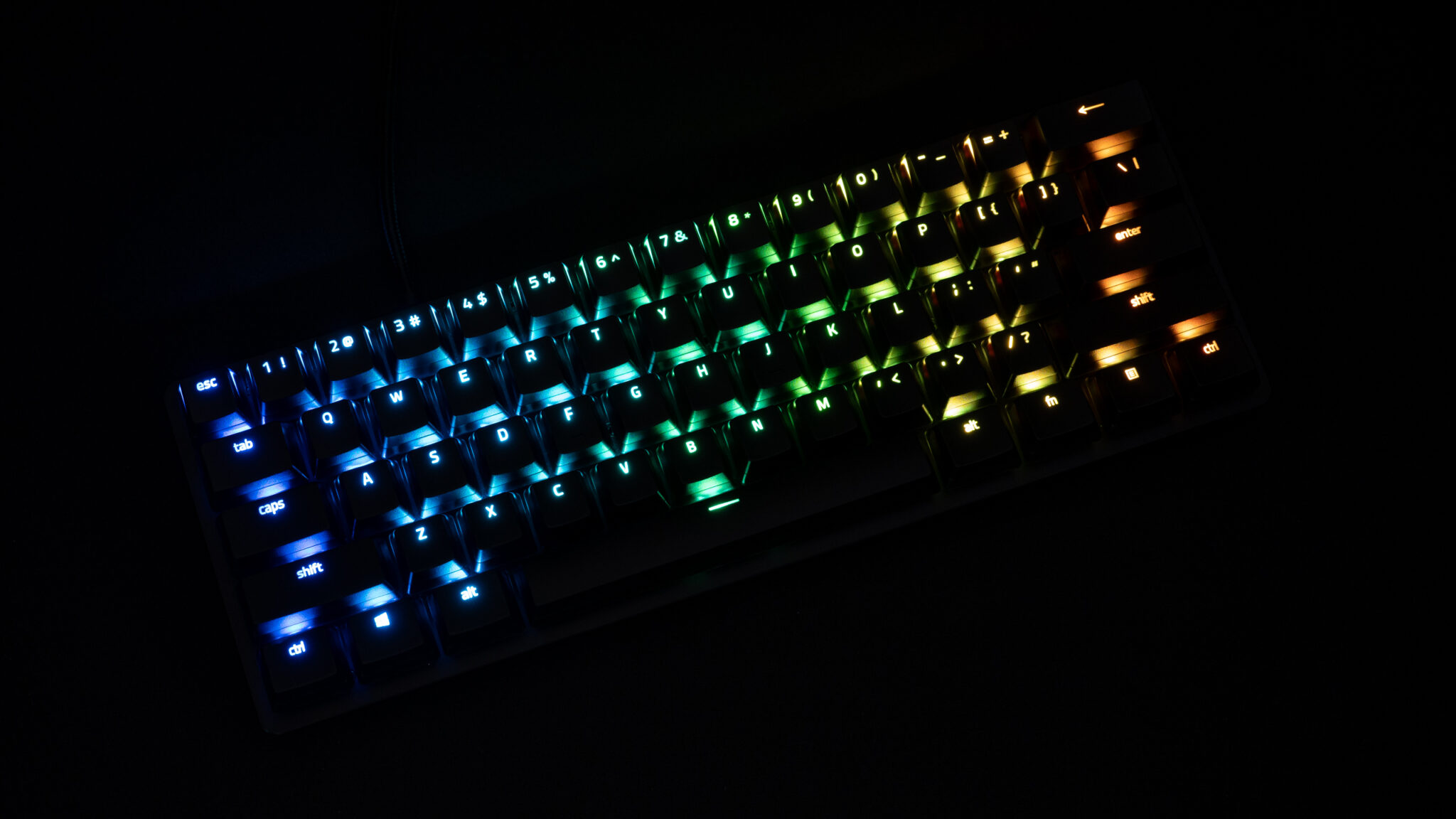 Razer Phantom Keycap Upgrade Set レビュー。RGBオフ時は無刻印っぽく見えて、光り方もカッコいい | でこにく